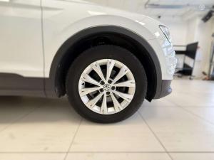 White Volkswagen Tiguan 2018 in Kaunas, with an engine capacity of 1.97 L and mileage of 351 thousand km for 10650 €, photo 23 on AUTOMOTO.COM.LV