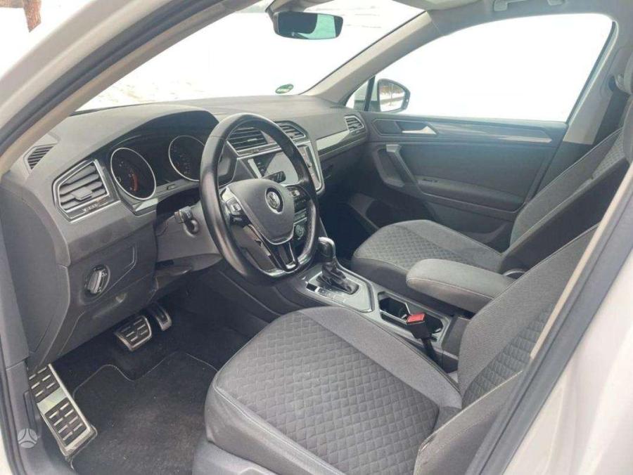 White Volkswagen Tiguan 2018 in Vilnius, with an engine capacity of 1.97 L and mileage of 201 thousand km for 18500 €, photo 2 on AUTOMOTO.COM.LV