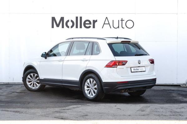 White Volkswagen Tiguan 2018 in Riga, with an engine capacity of 2.00 L and mileage of 138 thousand km for 17500 €, photo 3 on AUTOMOTO.COM.LV