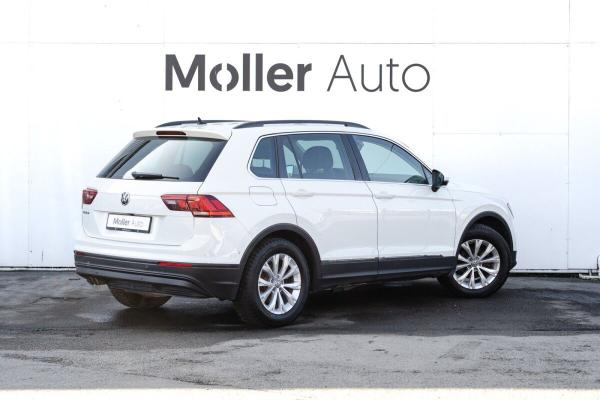 White Volkswagen Tiguan 2018 in Riga, with an engine capacity of 2.00 L and mileage of 138 thousand km for 17500 €, photo 4 on AUTOMOTO.COM.LV