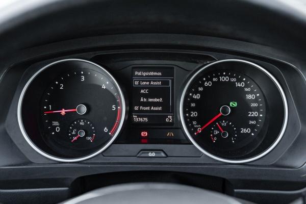 White Volkswagen Tiguan 2018 in Riga, with an engine capacity of 2.00 L and mileage of 138 thousand km for 17500 €, photo 11 on AUTOMOTO.COM.LV