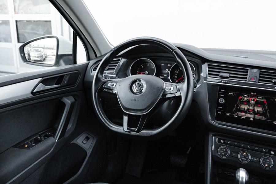 Balts Volkswagen Tiguan 2018 Rīga, ar dzinēja tilpumu 2.00 L un nobraukumu 138 tūkst. km par 17500 €, foto 24 vietnē AUTOMOTO.COM.LV