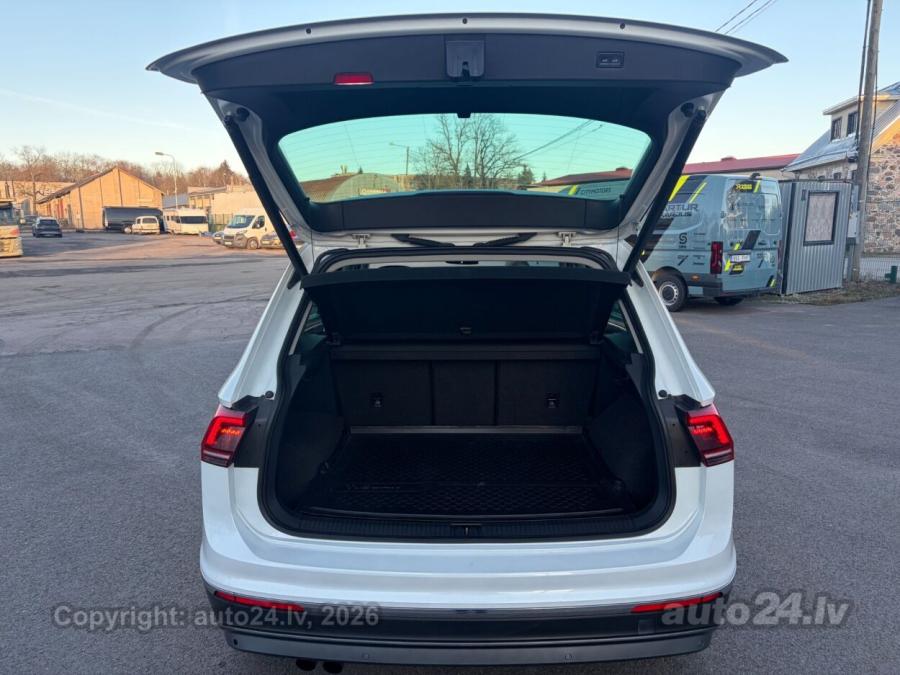 White Volkswagen Tiguan 2018 in Tallinn, with an engine capacity of 2.00 L and mileage of 115 thousand km for 18500 €, photo 12 on AUTOMOTO.COM.LV