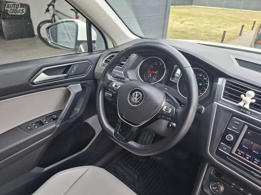 White Volkswagen Tiguan 2018 in Silute, with an engine capacity of 2.00 L and mileage of 132 thousand km for 9999 €, photo 19 on AUTOMOTO.COM.LV