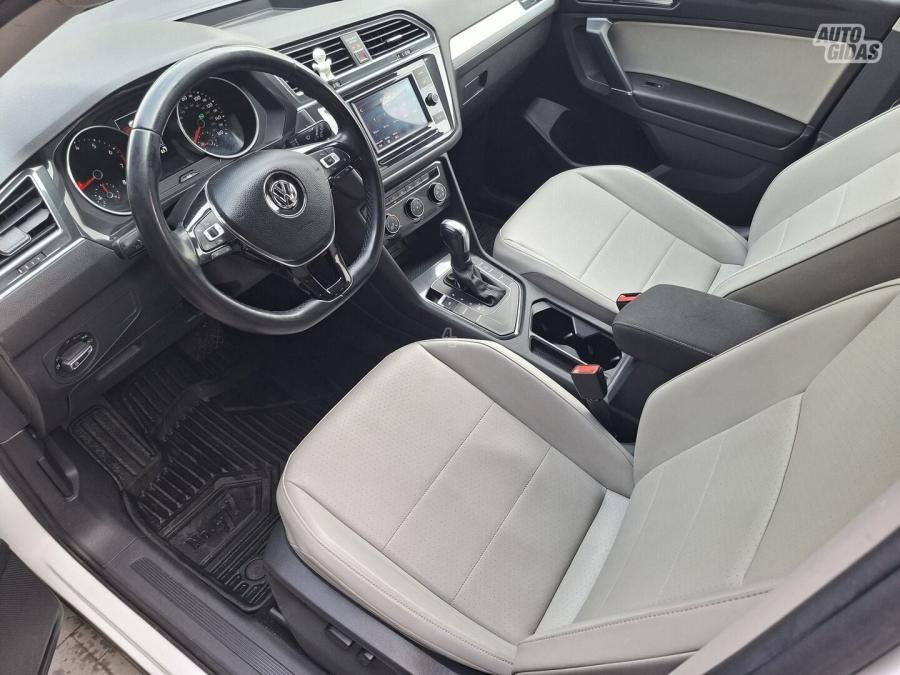 White Volkswagen Tiguan 2018 in Silute, with an engine capacity of 2.00 L and mileage of 132 thousand km for 9999 €, photo 20 on AUTOMOTO.COM.LV