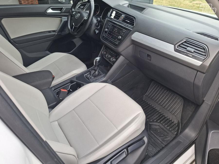 White Volkswagen Tiguan 2018 in Silute, with an engine capacity of 2.00 L and mileage of 132 thousand km for 9999 €, photo 25 on AUTOMOTO.COM.LV