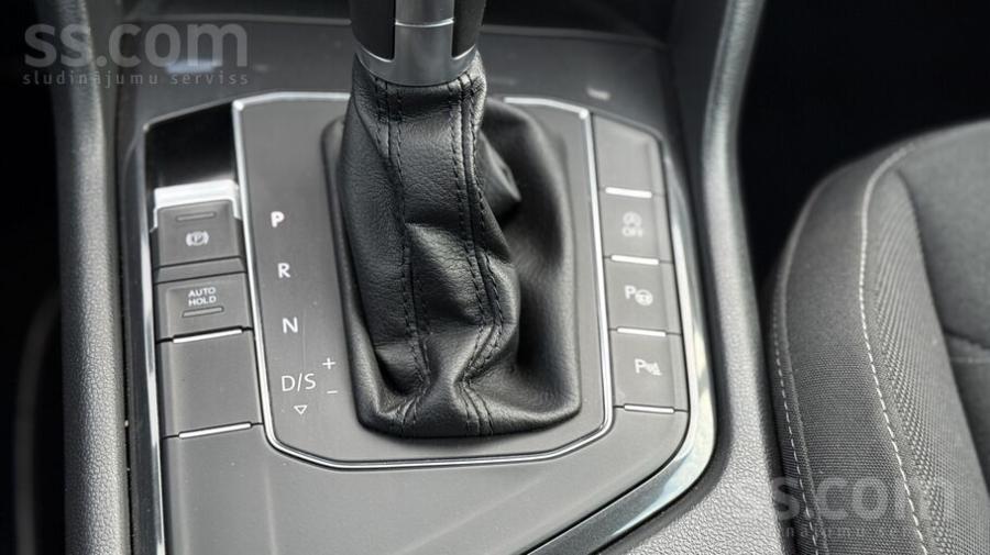White Volkswagen Tiguan 2018 in Jurmala, with an engine capacity of 2.00 L and mileage of 0 thousand km for 14950 €, photo 32 on AUTOMOTO.COM.LV