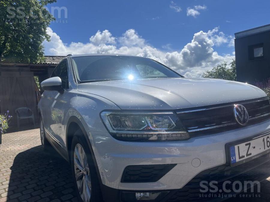 White Volkswagen Tiguan 2018 in Riga, with an engine capacity of 2.00 L and mileage of 145 thousand km for 16800 €, photo 3 on AUTOMOTO.COM.LV