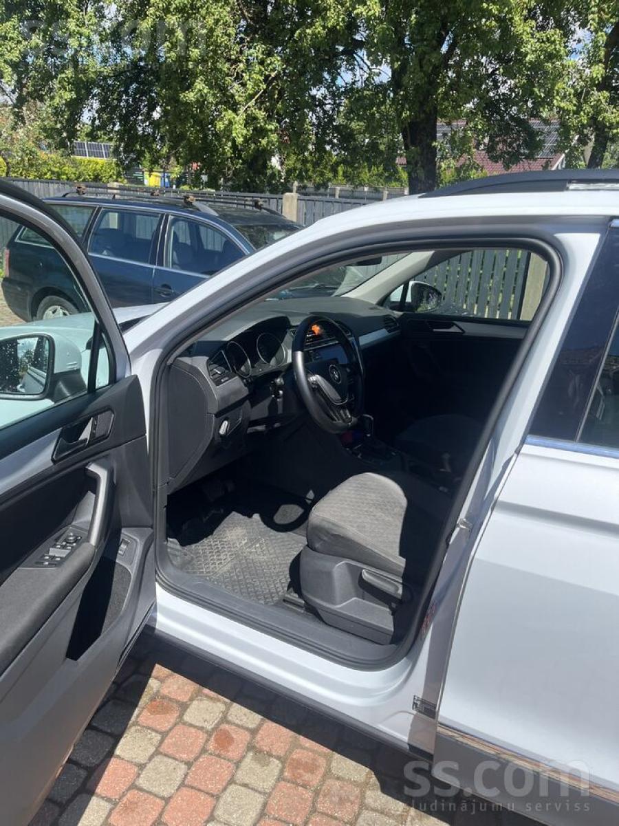 White Volkswagen Tiguan 2018 in Riga, with an engine capacity of 2.00 L and mileage of 145 thousand km for 16800 €, photo 5 on AUTOMOTO.COM.LV