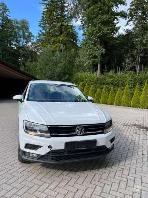 White Volkswagen Tiguan 2018 in Kupiskis, with an engine capacity of 2.00 L and mileage of 211 thousand km for 11500 €, photo 4 on AUTOMOTO.COM.LV