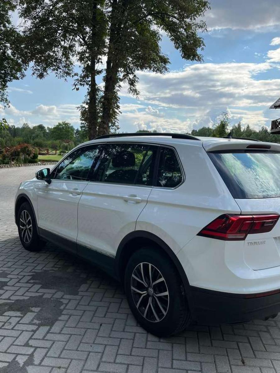 White Volkswagen Tiguan 2018 in Kupiskis, with an engine capacity of 2.00 L and mileage of 211 thousand km for 11500 €, photo 5 on AUTOMOTO.COM.LV
