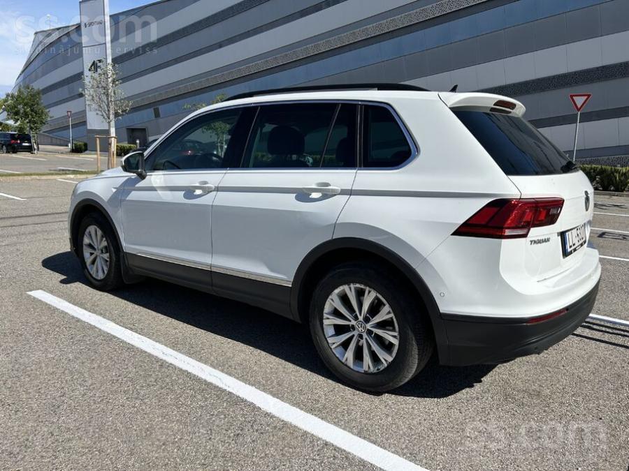 White Volkswagen Tiguan 2018 in Riga, with an engine capacity of 2.00 L and mileage of 150 thousand km for 16200 €, photo 4 on AUTOMOTO.COM.LV