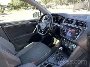 White Volkswagen Tiguan 2018 in Riga, with an engine capacity of 2.00 L and mileage of 150 thousand km for 16200 €, photo 6 on AUTOMOTO.COM.LV