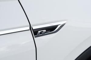 White Volkswagen Tiguan 2018 in Marupe, with an engine capacity of 2.00 L and mileage of 151 thousand km for 18800 €, photo 7 on AUTOMOTO.COM.LV