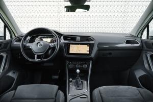 White Volkswagen Tiguan 2018 in Marupe, with an engine capacity of 2.00 L and mileage of 151 thousand km for 18800 €, photo 8 on AUTOMOTO.COM.LV