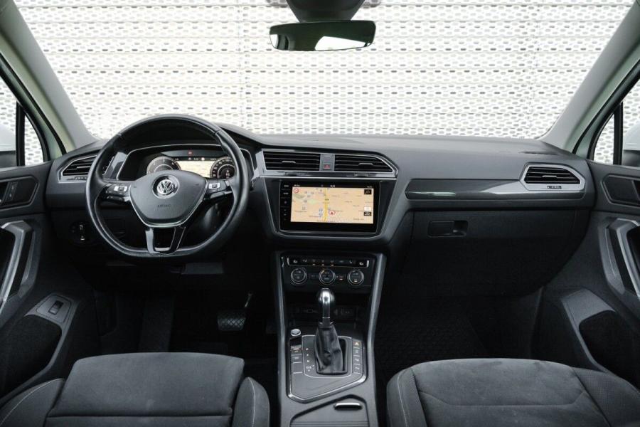 White Volkswagen Tiguan 2018 in Marupe, with an engine capacity of 2.00 L and mileage of 151 thousand km for 18800 €, photo 8 on AUTOMOTO.COM.LV
