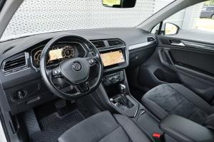 White Volkswagen Tiguan 2018 in Marupe, with an engine capacity of 2.00 L and mileage of 151 thousand km for 18800 €, photo 11 on AUTOMOTO.COM.LV