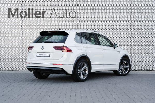 White Volkswagen Tiguan 2018 in Marupe, with an engine capacity of 2.00 L and mileage of 151 thousand km for 18800 €, photo 5 on AUTOMOTO.COM.LV