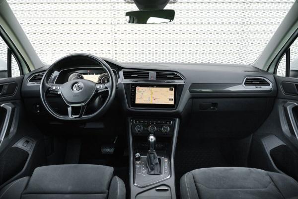 White Volkswagen Tiguan 2018 in Marupe, with an engine capacity of 2.00 L and mileage of 151 thousand km for 18800 €, photo 8 on AUTOMOTO.COM.LV