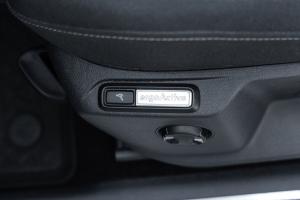 White Volkswagen Tiguan 2018 in Marupe, with an engine capacity of 2.00 L and mileage of 151 thousand km for 18800 €, photo 13 on AUTOMOTO.COM.LV