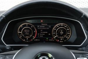 White Volkswagen Tiguan 2018 in Marupe, with an engine capacity of 2.00 L and mileage of 151 thousand km for 18800 €, photo 15 on AUTOMOTO.COM.LV