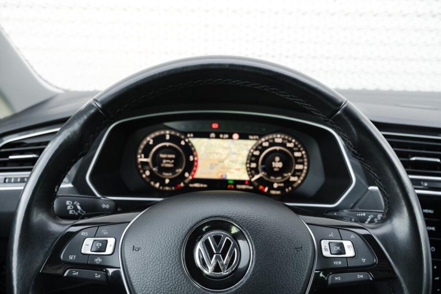 White Volkswagen Tiguan 2018 in Marupe, with an engine capacity of 2.00 L and mileage of 151 thousand km for 18800 €, photo 16 on AUTOMOTO.COM.LV