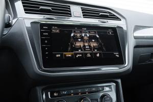 White Volkswagen Tiguan 2018 in Marupe, with an engine capacity of 2.00 L and mileage of 151 thousand km for 18800 €, photo 24 on AUTOMOTO.COM.LV