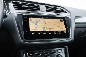 White Volkswagen Tiguan 2018 in Marupe, with an engine capacity of 2.00 L and mileage of 151 thousand km for 18800 €, photo 25 on AUTOMOTO.COM.LV