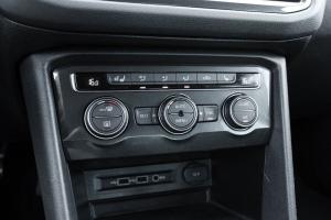 White Volkswagen Tiguan 2018 in Marupe, with an engine capacity of 2.00 L and mileage of 151 thousand km for 18800 €, photo 26 on AUTOMOTO.COM.LV