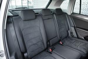 White Volkswagen Tiguan 2018 in Marupe, with an engine capacity of 2.00 L and mileage of 151 thousand km for 18800 €, photo 28 on AUTOMOTO.COM.LV
