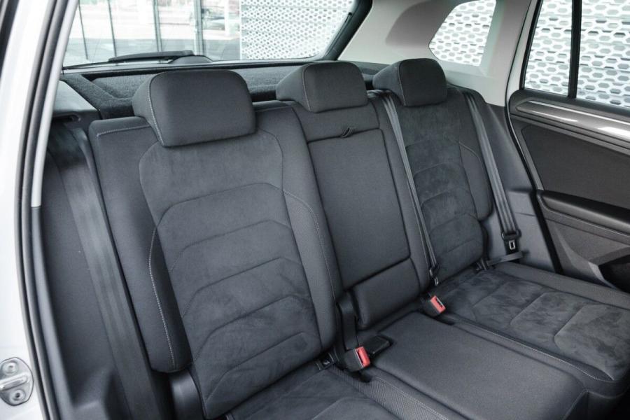 White Volkswagen Tiguan 2018 in Marupe, with an engine capacity of 2.00 L and mileage of 151 thousand km for 18800 €, photo 28 on AUTOMOTO.COM.LV