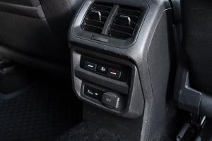 White Volkswagen Tiguan 2018 in Marupe, with an engine capacity of 2.00 L and mileage of 151 thousand km for 18800 €, photo 29 on AUTOMOTO.COM.LV
