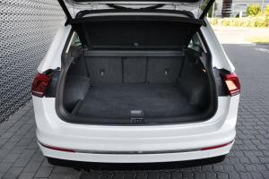 White Volkswagen Tiguan 2018 in Marupe, with an engine capacity of 2.00 L and mileage of 151 thousand km for 18800 €, photo 30 on AUTOMOTO.COM.LV