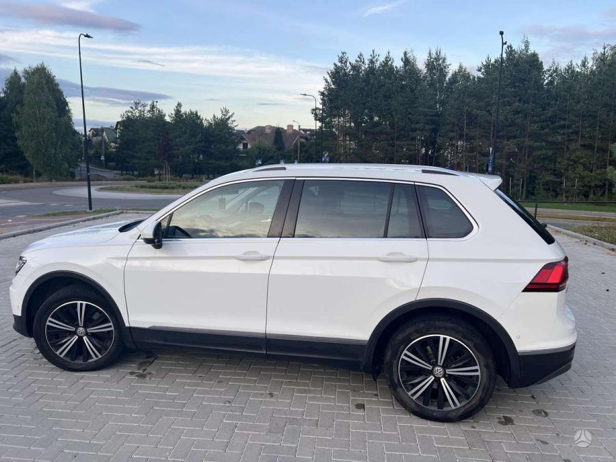 White Volkswagen Tiguan 2018 in Vilnius, with an engine capacity of 1.97 L and mileage of 253 thousand km for 14600 €, photo 3 on AUTOMOTO.COM.LV