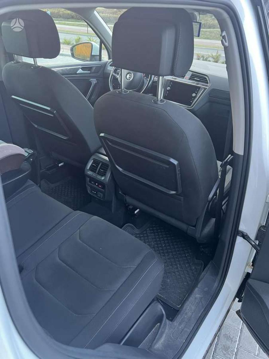 White Volkswagen Tiguan 2018 in Vilnius, with an engine capacity of 1.97 L and mileage of 253 thousand km for 14600 €, photo 14 on AUTOMOTO.COM.LV