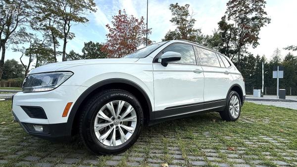 White Volkswagen Tiguan 2018 in Kaunas, with an engine capacity of 2.00 L and mileage of 141 thousand km for 15900 €, photo 3 on AUTOMOTO.COM.LV