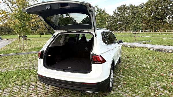 White Volkswagen Tiguan 2018 in Kaunas, with an engine capacity of 2.00 L and mileage of 141 thousand km for 15900 €, photo 6 on AUTOMOTO.COM.LV