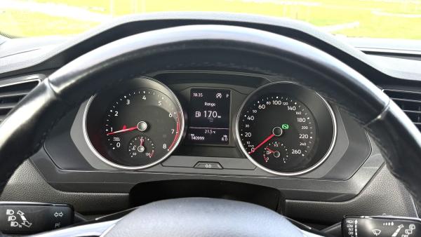White Volkswagen Tiguan 2018 in Kaunas, with an engine capacity of 2.00 L and mileage of 141 thousand km for 15900 €, photo 7 on AUTOMOTO.COM.LV
