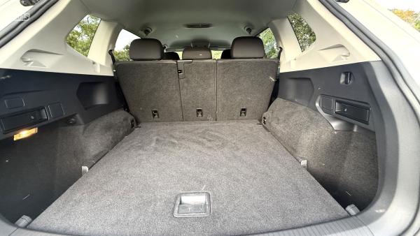 White Volkswagen Tiguan 2018 in Kaunas, with an engine capacity of 2.00 L and mileage of 141 thousand km for 15900 €, photo 10 on AUTOMOTO.COM.LV