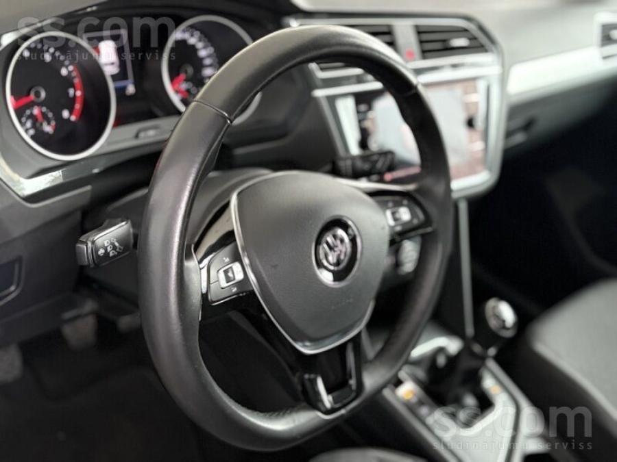 White Volkswagen Tiguan 2019 in Riga, with an engine capacity of 1.50 L and mileage of 118 thousand km for 18500 €, photo 8 on AUTOMOTO.COM.LV