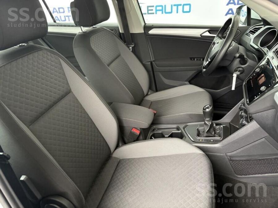 White Volkswagen Tiguan 2019 in Riga, with an engine capacity of 1.50 L and mileage of 118 thousand km for 18500 €, photo 21 on AUTOMOTO.COM.LV