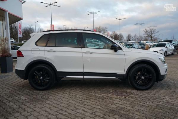 White Volkswagen Tiguan 2019 in Kaunas, with an engine capacity of 2.00 L and mileage of 91 thousand km for 28570 €, photo 2 on AUTOMOTO.COM.LV