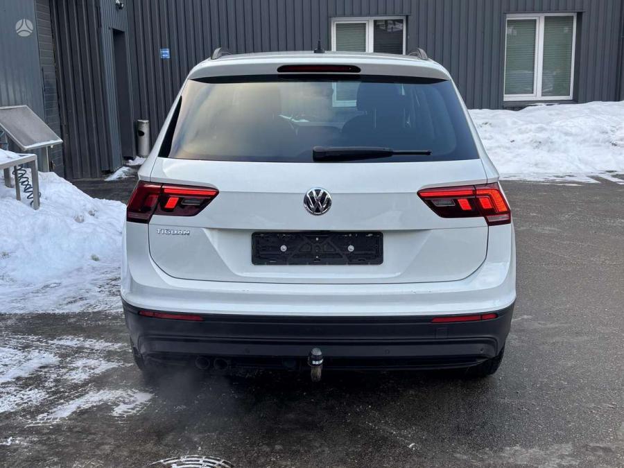 White Volkswagen Tiguan 2019 in Vilnius, with an engine capacity of 1.97 L and mileage of 190 thousand km for 17800 €, photo 4 on AUTOMOTO.COM.LV