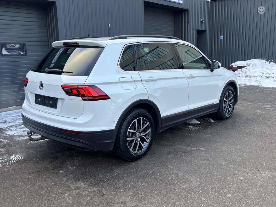 White Volkswagen Tiguan 2019 in Vilnius, with an engine capacity of 1.97 L and mileage of 190 thousand km for 17800 €, photo 5 on AUTOMOTO.COM.LV