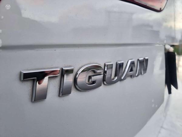 White Volkswagen Tiguan 2019 in Taurage, with an engine capacity of 2.00 L and mileage of 280 thousand km for 14999 €, photo 7 on AUTOMOTO.COM.LV