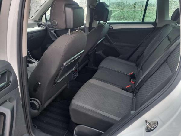 White Volkswagen Tiguan 2019 in Taurage, with an engine capacity of 2.00 L and mileage of 280 thousand km for 14700 €, photo 11 on AUTOMOTO.COM.LV