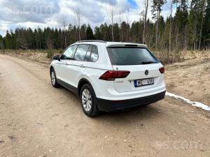 White Volkswagen Tiguan 2019 in Madona, with an engine capacity of 2.00 L and mileage of 332 thousand km for 10500 €, photo 3 on AUTOMOTO.COM.LV
