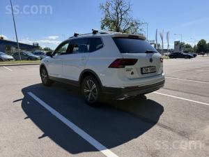 White Volkswagen Tiguan 2019 in Riga, with an engine capacity of 2.00 L and mileage of 171 thousand km for 19500 €, photo 4 on AUTOMOTO.COM.LV