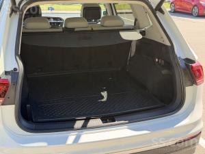 White Volkswagen Tiguan 2019 in Riga, with an engine capacity of 2.00 L and mileage of 171 thousand km for 19500 €, photo 9 on AUTOMOTO.COM.LV