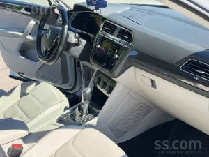 White Volkswagen Tiguan 2019 in Riga, with an engine capacity of 2.00 L and mileage of 171 thousand km for 19500 €, photo 10 on AUTOMOTO.COM.LV
